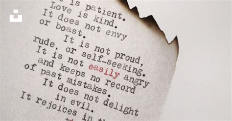 사랑은 참을성 있다 사랑은 불에 탄 종이에 인쇄되어 있습니다 사진 Unsplash의 무료 사랑 이미지