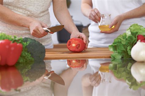 4 개의 인간 손 클로즈업 부엌에서 요리는 신선한 샐러드를 준비 하는 동안 재미는 친구 채식 건강 한 식사와 우정 개념 가까운에 대한 스톡 사진 및 기타 이미지 Istock