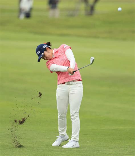 地元の比嘉真美子が66で首位浮上 2打差2位に小祝さくら― スポニチ Sponichi Annex スポーツ