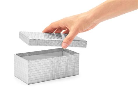 여성 손 작은 동그라미와 흰색 선물 상자를 보유 하고있다 흰색 배경에 고립 인간 손에 대한 스톡 사진 및 기타 이미지 인간 손 뚜껑 열다 Istock