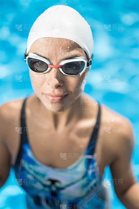 游泳池里的运动女孩