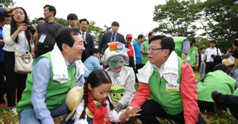 포토뉴스 국회에서 감자캐는 이동필 농식품부장관국회 상상텃밭 개장식 참석