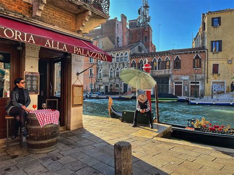 거리 장면 건축 곤돌라 관광 낭만적인 낮 도시 풍경 도시의 라이프스타일 랜드마크 레스토랑 레저 모험 목적지 문화 반사 베네치아풍 베니스 벽돌