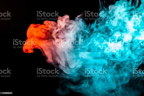 녹색과 적색의 멀티 컬러 패턴 얼굴 및 귀신의 머리 또는 검은색 이상한 생물의 형태로 신비로운 모양의 연기 절연 배경 파도 증기의 추상 패턴 흡연에 대한 스톡 사진 및 기타