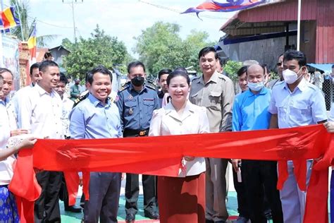 អភិបាលខេត្តកណ្ដាល សម្ពោធផ្លូវបេតុងមួយខ្សែប្រវែង១ពាន់ម៉ែត្រនៅឃុំកោះខ្សាច់ទន្លា ស្រុកស្អាង