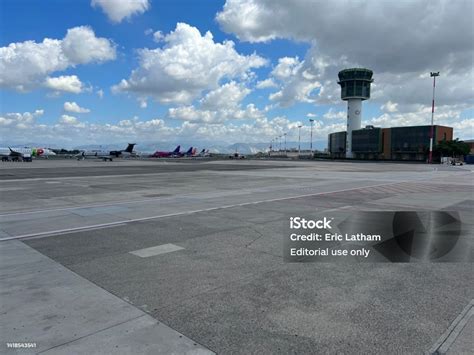활주로의 공항 관제탑 및 비행기 건물 외관에 대한 스톡 사진 및 기타 이미지 건물 외관 사진 이미지 활주로 Istock