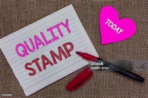 필기 텍스트 품질 스탬프 작성입니다 물개의 승인 좋은 인상을 자격 통과 검사 조각 노트북 종이 심장 황 마 배경 오픈 마커 통신 아이디어를 의미 하는 개념 검사 보기에 대한