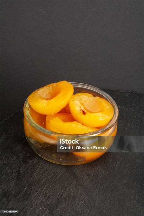 복숭아 통조림 시럽에 살구 반쪽 노란 과일 디저트 통조림 천도 복숭아 설탕에 절인 과일 0명에 대한 스톡 사진 및 기타 이미지 Istock