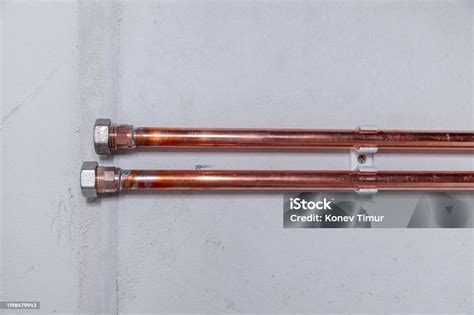 클로즈업 콘크리트 벽에 많은 새로운 하수 구리 및 플라스틱 파이프 피팅 개념 설치 배관 교체 파이프 라인 수리 전문 마스터