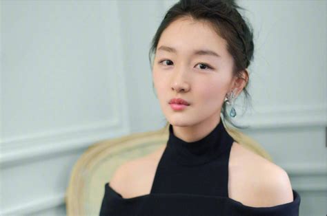 周冬雨穿高叉裙性感露美腿亮相 英国奥斯卡”英国电影学院奖红毯