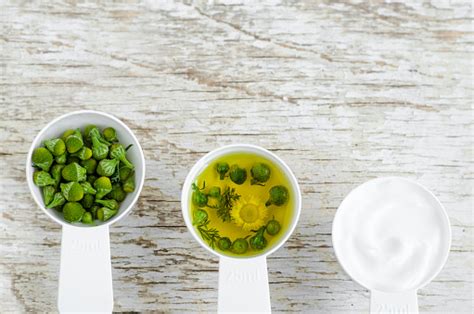 3 화이트 천연 스킨 케어에 대 한 얼굴 크림 야생 카모마일 아로마 오일 및 Pineappleweed 새싹과 꽃 삽 수 제 화장품 Phytotherapy의 성분입니다 보기