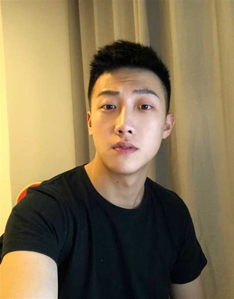 有人知道他是誰嗎？ 彩虹板 Dcard