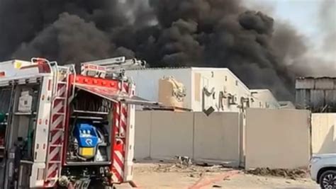 كارثة في الكويت 7 فرق إطفاء تحاصر حريقا ضخما بـ سكراب أمغرة