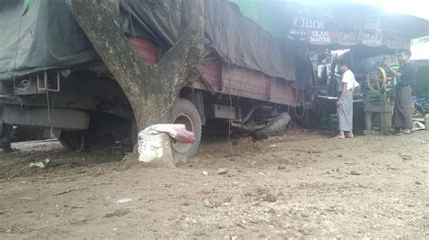 Dvb ယာဥ္ ၄ စီး ဆင့္တိုက္မိ၍ ၁ စီး စားေသာက္ဆိုင္ထဲေရာက္ရွိ၊ အမ်ဳိးသမီး