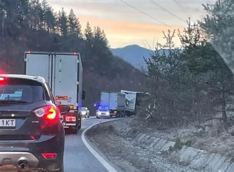 Хванаха шофьор на камион с положителна проба за алкохол в Благоевград Информационна агенция ПИК