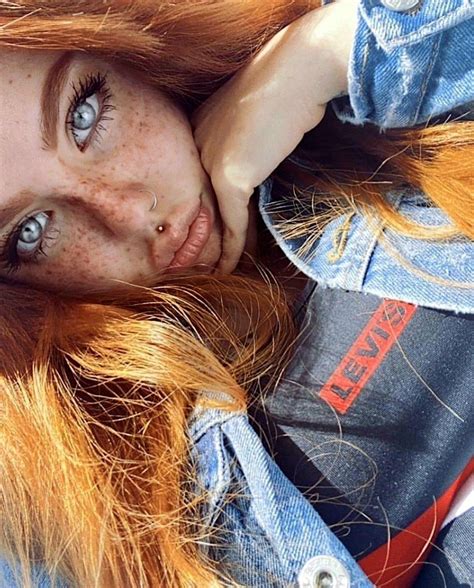 Beautiful Redhead Scrolller