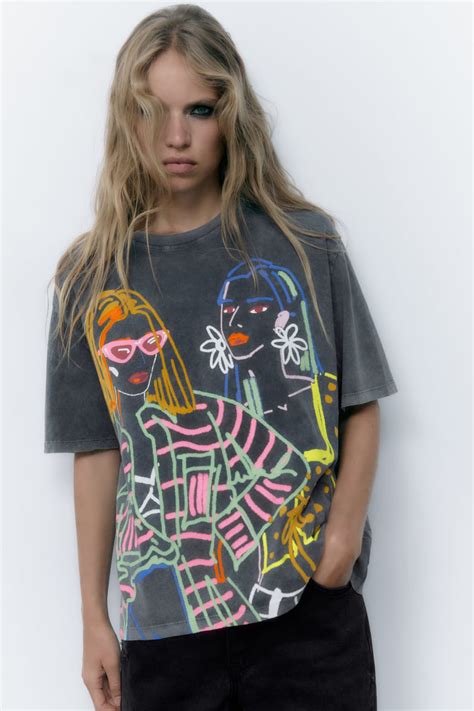 ФУТБОЛКА ИЗ ТКАНИ С ЭФФЕКТОМ ПОТЕРТОСТИ С ПРИНТОМ АНТРАЦИТОВО СЕРЫЙ Zara Беларусь Belarus