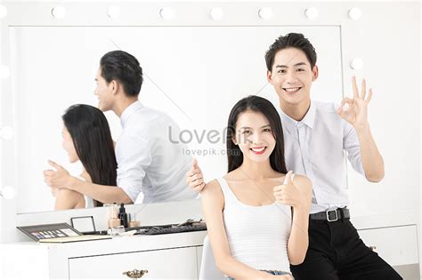 메이크업 아티스트가 모델에 메이크업을 제공합니다