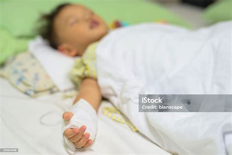 환자 하위 슬리핑 따라 병원 침대 1개 누워있기에 대한 스톡 사진 및 기타 이미지 누워있기 병원 사람들 Istock