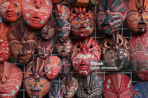 우붓 시장은 발리에서 유명한 시장으로 전통 발리 스타일의 의상과 관광 명소 발리 인도네시아를위한 나무 기념품과 같은 전통 수공예 품이 많이 있습니다 거리에 대한 스톡 사진