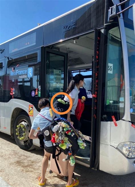 师徒情深！全红婵回奥运村背包挂满玩偶，大乌龟玩偶塞陈若琳包里