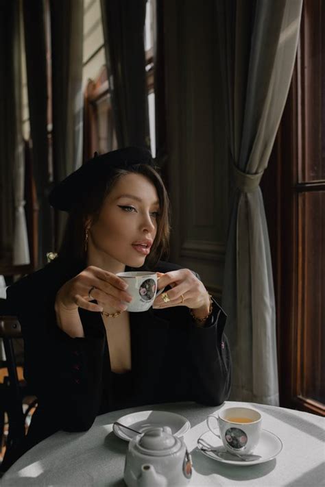 Фотосессия девушка в кафе идеи для фото Coffee Shop Photography Seance Photo Street Photo