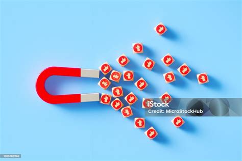 소셜 미디어 마케팅 개념 엄지 손가락 하늘 배경에 빨간 자석을 향해 중력 빨간 큐브 조각 기호 자석에 대한 스톡 사진 및 기타 이미지 Istock
