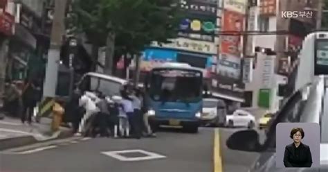 내리막길서 미끄러진 트럭 정류장 덮쳐3명 사상