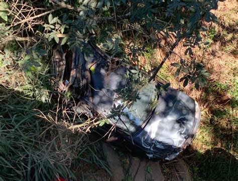 Mulher Morre Após Carro Capotar E Cair Em Ribanceira Na Br 262 Em