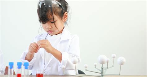 어린 소녀 아시아 귀여운 어린 학생 어린이 학습 연구와 테이블에 집에서 테스트 튜브에 액체를 분석하고 혼합하는 동안 화학 실험을하고 4 5세에 대한 스톡 사진 및 기타