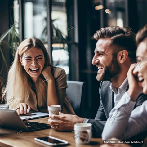 Ai创作图企业坐在办公室 商界人士 笔记本保持微笑 笔记本电脑笑 有说有笑 团队协作微笑 同事沟通白天 一方面的享受微笑 人们的欢笑 张开小嘴开怀大笑 合作业务开朗 员工幸福 咖啡馆开朗 开怀