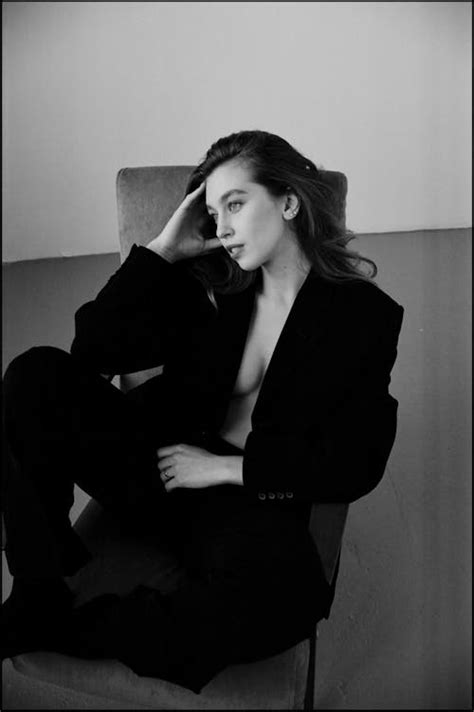 그레이스케일 맨발 블랙 앤 화이트 섹시한 수직 쐈어 앉아 있는 여성 유혹하는 인식 할 수없는 줄무늬가 있는