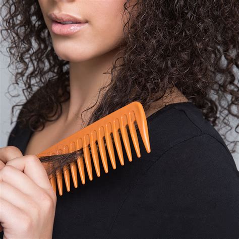 Как правильно расчесывать кудрявый волосы 83 фото