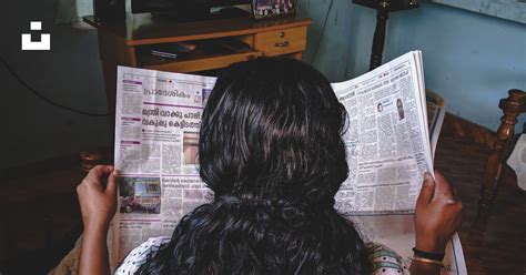 신문을 읽는 여자 사진 Unsplash의 무료 신문 이미지