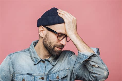 스트레스 세련 된 형태가 이루어지지 않은 남자의 가로 세로 뭔가 후회 머리에 손을 유지 절망 핑크 배경 위에 절연에 본다 유럽 사람이 받으면 실패 실내 포즈 화해에 대한