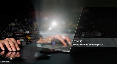 디지털 기술 및 소프트웨어 개발의 개념 코딩 프로그래머 소프트웨어 엔지니어 사물 인터넷 가상 화면 Iot에서 회로 기판 및 자바 스크립트가있는 랩톱 작업 테크놀로지에 대한