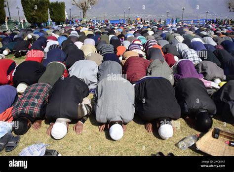 Kashmiri Muslims Offer Prayers At Hazratbal Shrine On Friday Following