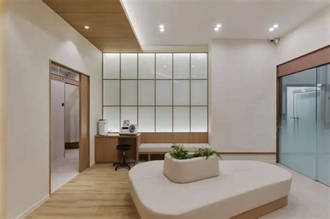 직선 요소로 전통적인 분위기를 살린 32평 화이트우드 모던 한의원 인테리어 성남 수정구 금토동