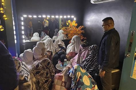 36 Mga Babae Nasagip Mula Sa Mga Umanoy Sex Den Sa Makati Abs Cbn News