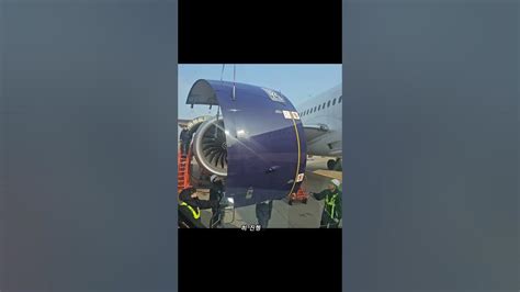 비행기 엔진 커버 탈착 작업의 모든 순간 ️ 정밀함과 안전을 최우선으로 작업하는 모습 지금 바로 확인하세요비행기정비 엔진커버 항공정비 안전작업 공항현장