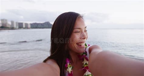 Jovencita Alegre Que Se Lanza Con Los Labios Mientras Se Toma Un Selfie En La Playa De Waikiki