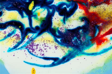 매우 아름다운 투명 예술 예술의 추상적 인 작품 잉크 색상은 놀라 놀라 히 밝고 빛나는 반투명 부드러운 흰색 배경에 파란색과 빨간색 줄무늬 0명에 대한 스톡 사진 및 기타