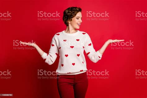 그녀의 초상화 그녀의 좋은 매력적인 사랑스러운 예쁜 쾌활한 쾌활한 소녀 들고 두 손바닥 복사 공간 결정 결정 위에 고립 된 밝은 생생한 빛나는 활기찬 붉은 색 배경 갈색