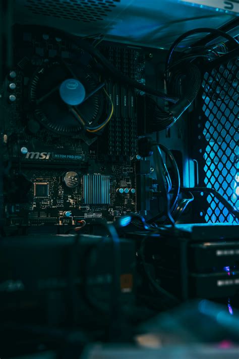 전선이 많은 컴퓨터 마더보드의 클로즈업 사진 Unsplash의 무료 컴퓨터 이미지