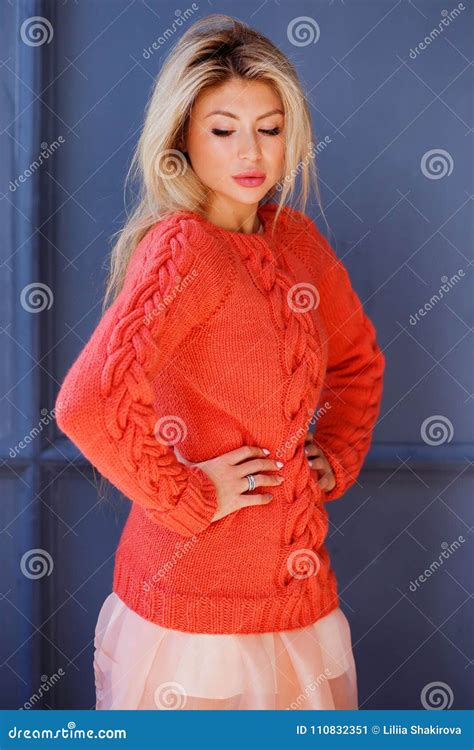 一个美丽的少妇的画象红色毛线衣的在家在灰色墙壁附近 库存图片 图片 包括有 女实业家 背包 逗人喜爱 110832351