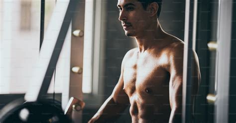 체육관에서 운동을 하는 근육질의 보디빌더 남자 사진 Unsplash의 복 이미지