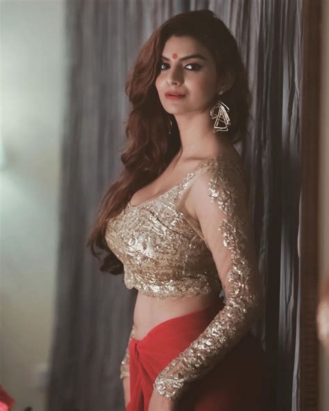Anveshi Jain Hot Saree Photos Cleavage Seen Through Big Bouncing
