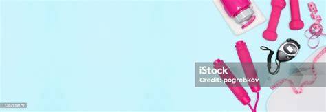 체중 감량 심장 운동 개념 점프 로프 아령 스톱워치 체중 규모 물병 파란색 배경에 테이프를 측정합니다 공간을 복사합니다 스포츠 및 피트니스 배너 분홍에 대한 스톡 사진 및