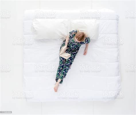 직접 위의 보기전체 길이2029 세 성인 아름 다운 백인 여성젊은 여자 학생대학생 침실에서 흰색 배경 앞에 앉아 있는 1 인