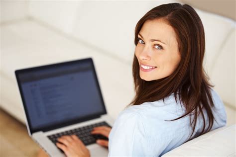 Девочка за компьютером фото и картинки Abrakadabra Fun